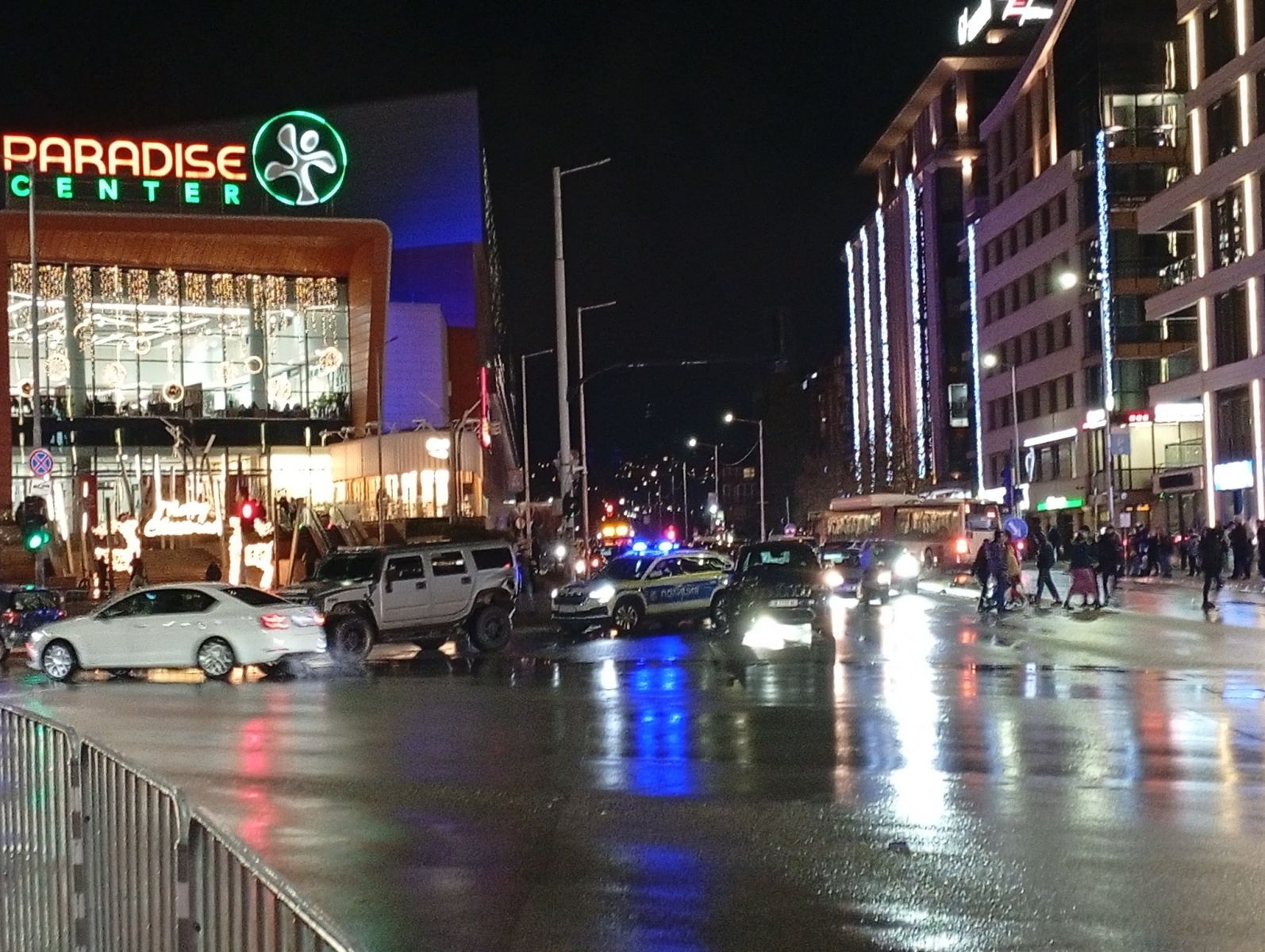 Ад до мол "Парадайс": Зрелищна верижна катастрофа, задръстване и пострадал | Lentata